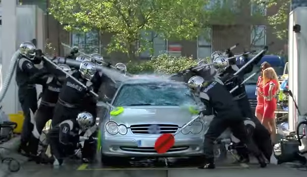 Car wash con Jenson Button, ma è una candid camera - Perizona Magazine