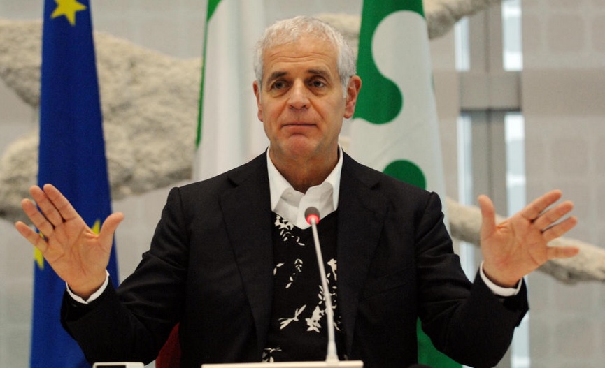 Formigoni dopo gli insulti per il volo perso: "Mi sono comportato da ...