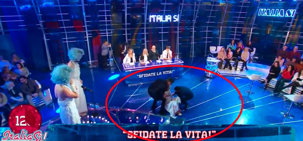 ItaliaSì, Sandro Milo vola giù dal podio: panico in studio - Video ...