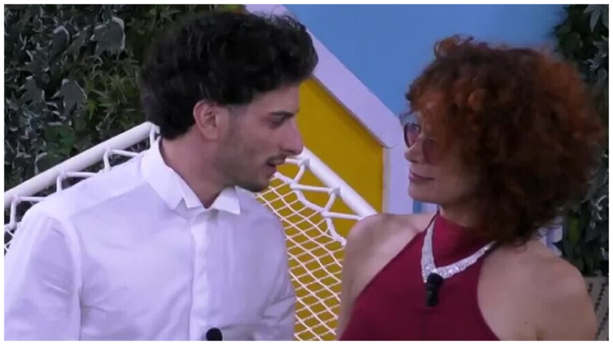 Caos al "Grande Fratello": "Ha dato un pugno e si è rotto la mano"