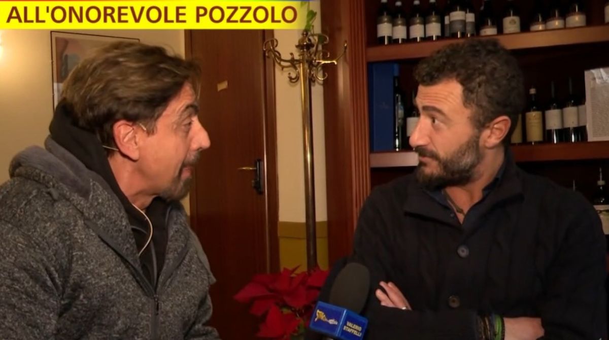 Valerio Staffelli consegna il Tapiro a Emanuele Pozzolo